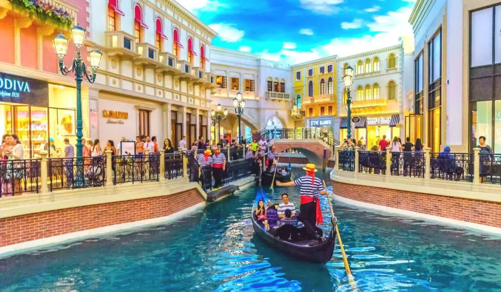 Gondola Ride at the Venetian (Better Inside or Outside?) - FeelingVegas